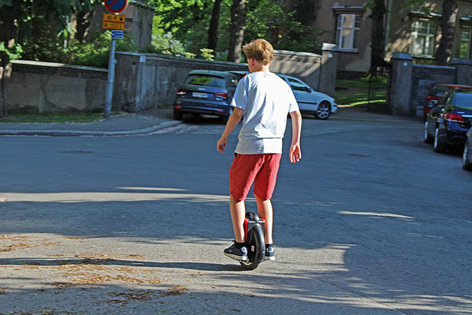 Are electric unicycles self-balancing? How do you balance on an ...